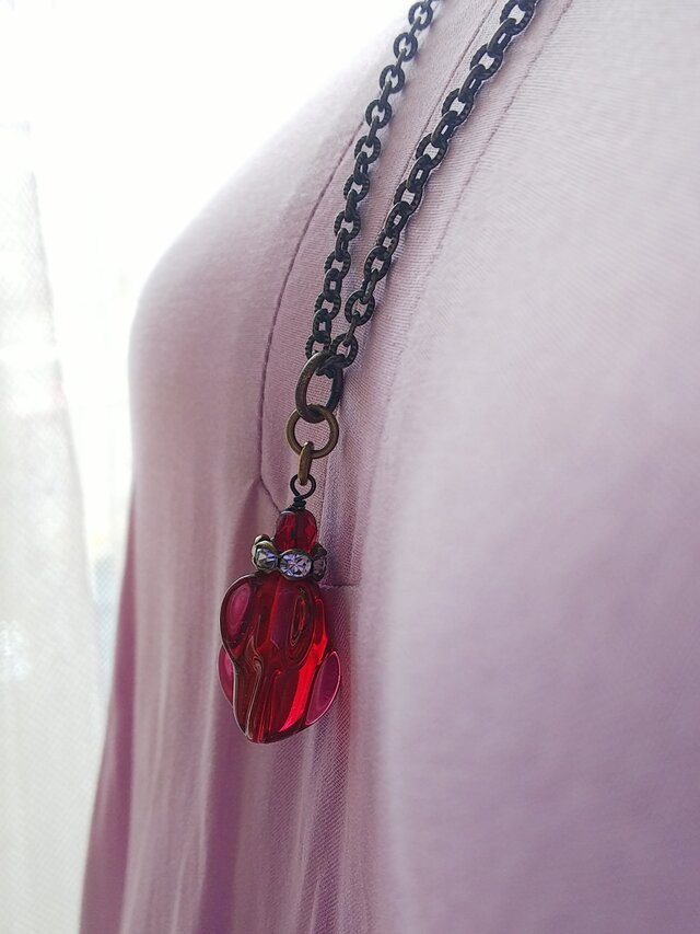 ヴィンテージ ガーネットオーロラ／Ruby-Red-Wings クラシカルネックレス | iichi 日々の暮らしを心地よくするハンドメイドやアンティークのマーケットプレイス