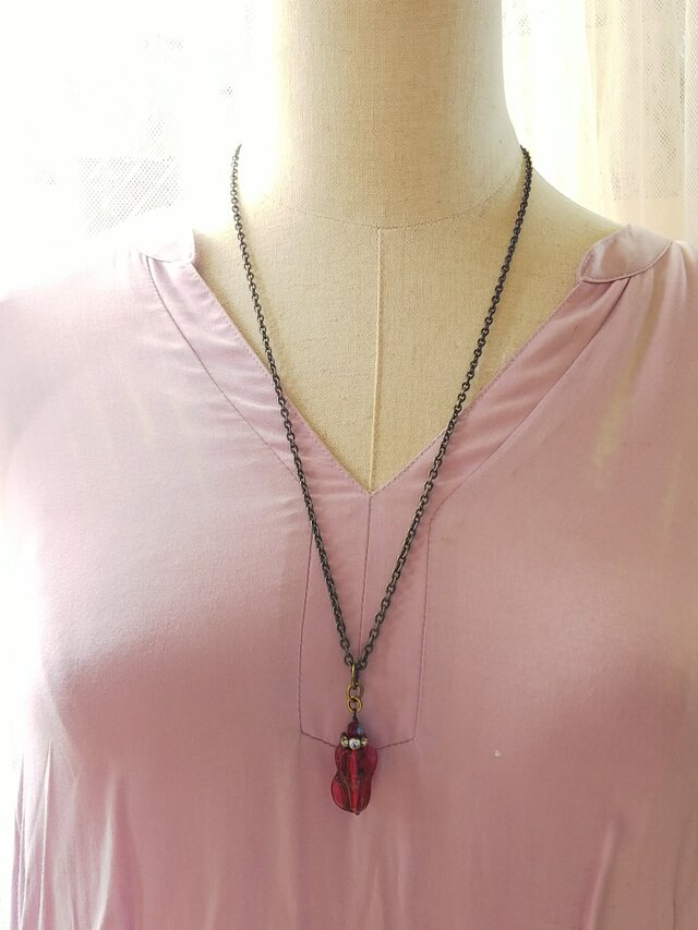 ヴィンテージ ガーネットオーロラ／Ruby-Red-Wings クラシカルネックレス | iichi 日々の暮らしを心地よくするハンドメイドやアンティークのマーケットプレイス