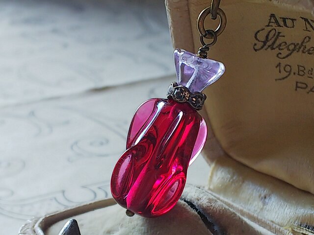 ヴィンテージ アレキサンドライトflower／Ruby-Red-Wings クラシカルネックレス | iichi 日々の暮らしを心地よくするハンドメイドやアンティークのマーケットプレイス