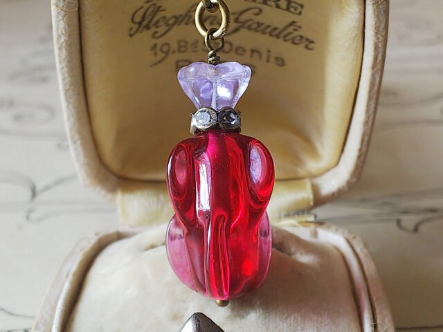 ヴィンテージ アレキサンドライトflower／Ruby-Red-Wings クラシカルネックレス | iichi 日々の暮らしを心地よくするハンドメイドやアンティークのマーケットプレイス