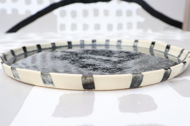 8寸皿 猫ぎゅうぎゅう | iichi 日々の暮らしを心地よくするハンドメイドやアンティークのマーケットプレイス