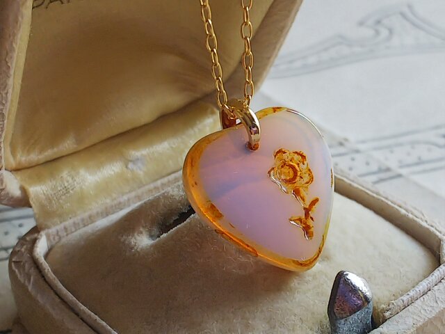 ヴィンテージ 半透明Dusty-Pink／flower-Heart クラシカルネックレス | iichi 日々の暮らしを心地よくするハンドメイドやアンティークのマーケットプレイス