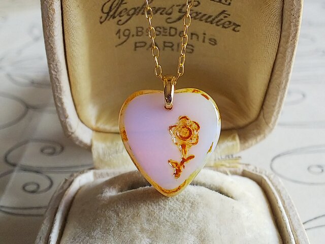 ヴィンテージ 半透明Dusty-Pink／flower-Heart クラシカルネックレス | iichi 日々の暮らしを心地よくするハンドメイドやアンティークのマーケットプレイス