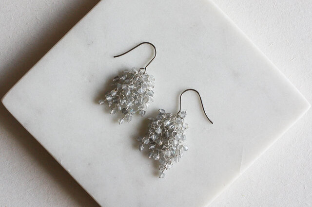 No. 749 ラブラドライトのピアス | iichi 日々の暮らしを心地よくするハンドメイドやアンティークのマーケットプレイス