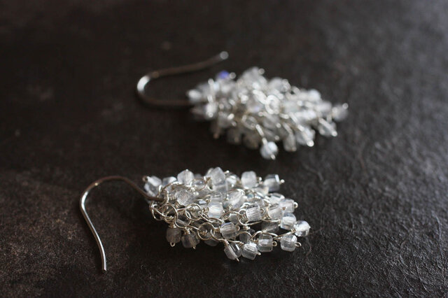 No. 749 ラブラドライトのピアス | iichi 日々の暮らしを心地よくするハンドメイドやアンティークのマーケットプレイス