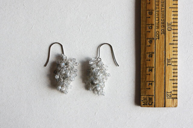 No. 749 ラブラドライトのピアス | iichi 日々の暮らしを心地よくするハンドメイドやアンティークのマーケットプレイス