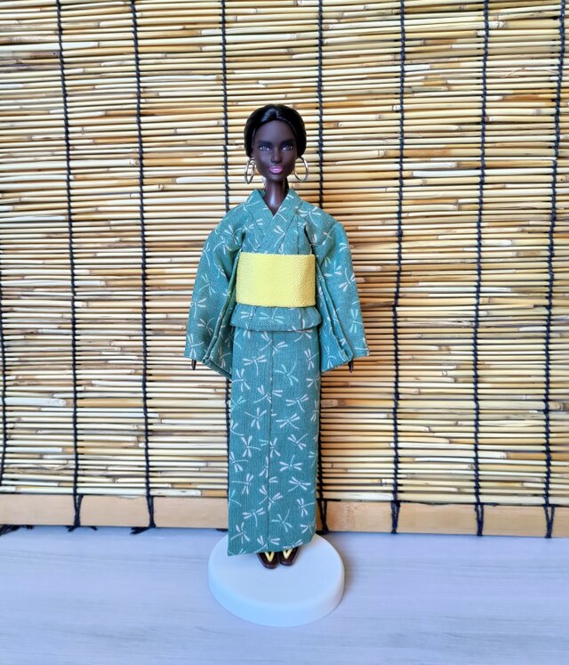 「とんぼ舞う…若竹」28～30cmドール浴衣 | iichi 日々の暮らしを心地よくするハンドメイドやアンティークのマーケットプレイス