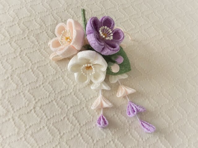 〈つまみ細工〉藤下がり付き梅三輪とベルベットリボンの髪飾り(藤色と淡桜と白) | iichi 日々の暮らしを心地よくするハンドメイドやアンティークのマーケットプレイス