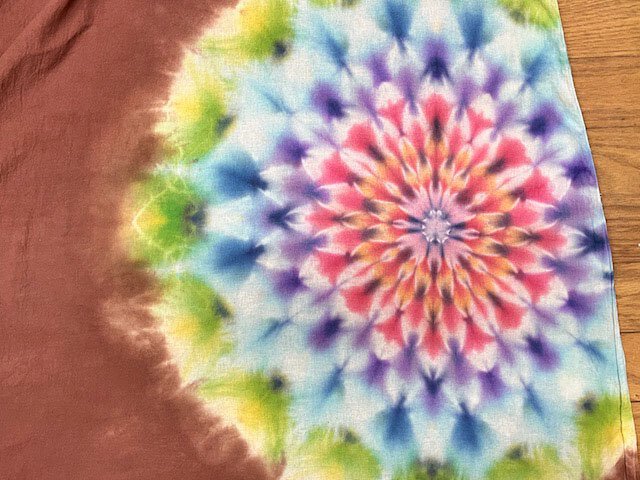 タイダイ染め ゆったりワンピース 大地に咲く華をイメージした色彩、幻想的な大曼荼羅 HD20-07 | iichi 日々の暮らしを心地よくするハンドメイドやアンティークのマーケットプレイス