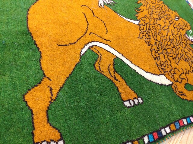 感謝キャンペーン】ペルシャ ライオンギャッベ マット 93x60cm アマレバフト 黄金色 ライオン | iichi 日々の暮らしを心地よくするハンドメイドやアンティークのマーケットプレイス