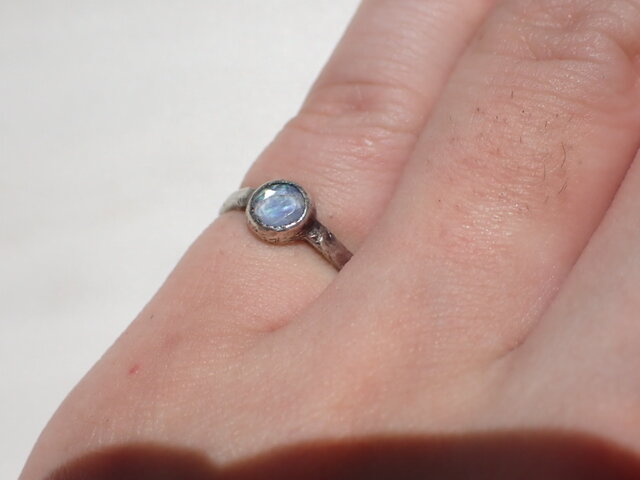 【小鳥屋オリジナル商品】ポルキカット・人工ダイヤモンド×アヴァロンシェル・シルバーリング【みなもちゃん】 | iichi 日々の暮らしを心地よくするハンドメイドやアンティークのマーケットプレイス