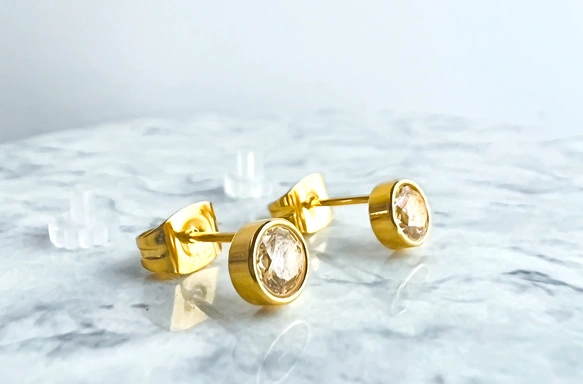 【ifumé】New!つけっぱなしOK！Heart&Cupidのベゼルピアス&イヤリング 18Kメッキ仕上げ | iichi 日々の暮らしを心地よくするハンドメイドやアンティークのマーケットプレイス