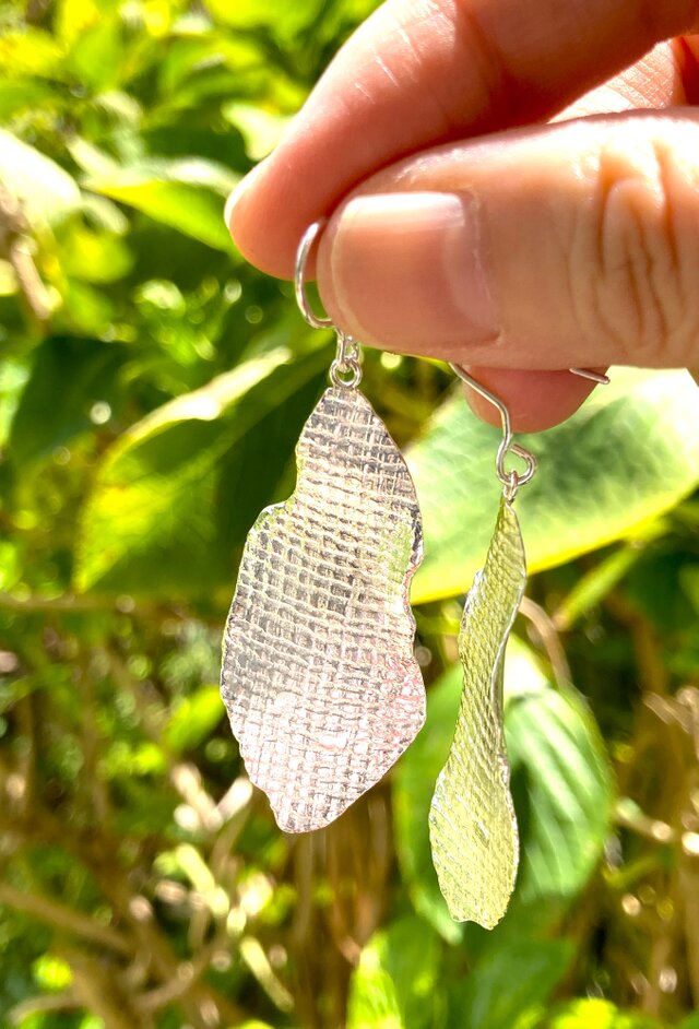 銀の葉のピアス/950銀・イヤリングに変更可 | iichi 日々の暮らしを心地よくするハンドメイドやアンティークのマーケットプレイス