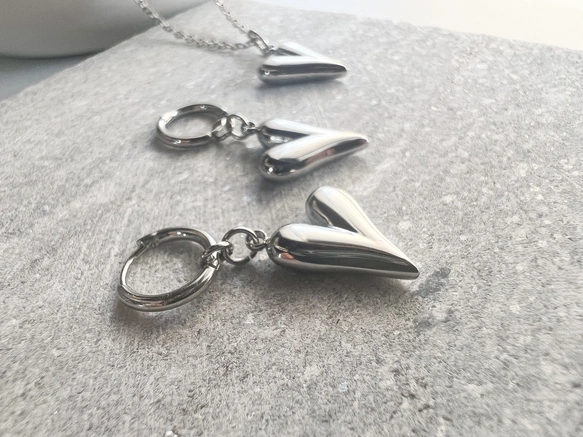 【ifumé】金属アレルギー対応 ぶら下がりハートのピアス＆イヤリング | iichi 日々の暮らしを心地よくするハンドメイドやアンティークのマーケットプレイス