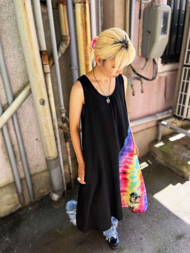 タイダイ染め 新型ノースリーブワンピース ブラックビューティ 美しい染め色ブラックに虹色オーロラ模様 HD20-11 | iichi 日々の暮らしを心地よくするハンドメイドやアンティークの ...