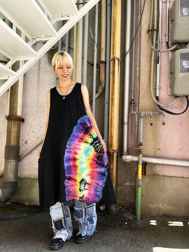 タイダイ染め 新型ノースリーブワンピース ブラックビューティ 美しい染め色ブラックに虹色オーロラ模様 HD20-11 | iichi 日々の暮らしを心地よくするハンドメイドやアンティークの ...