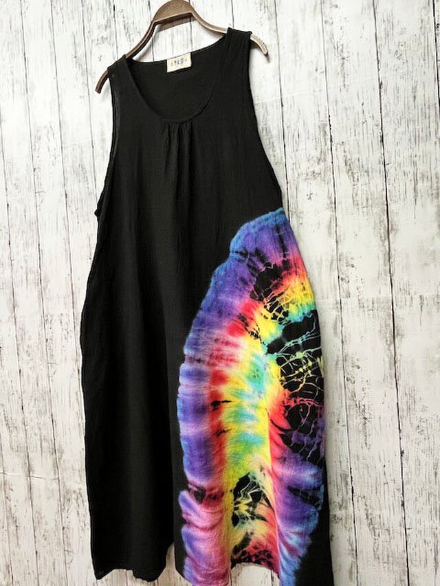 タイダイ染め 新型ノースリーブワンピース ブラックビューティ 美しい染め色ブラックに虹色オーロラ模様 HD20-11 | iichi 日々の暮らしを心地よくするハンドメイドやアンティークの ...