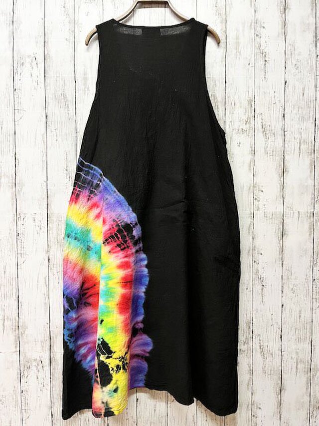 タイダイ染め 新型ノースリーブワンピース ブラックビューティ 美しい染め色ブラックに虹色オーロラ模様 HD20-11 | iichi 日々の暮らしを心地よくするハンドメイドやアンティークの ...