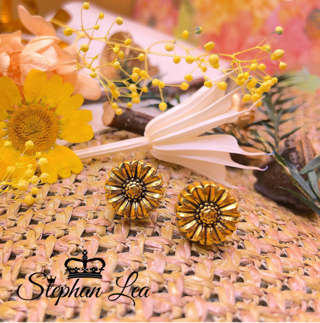 期間限定 Stephan Lea アレルギー対応〜ゴールドアンティークミニひまわりピアス | iichi 日々の暮らしを心地よくするハンドメイドやアンティークのマーケットプレイス