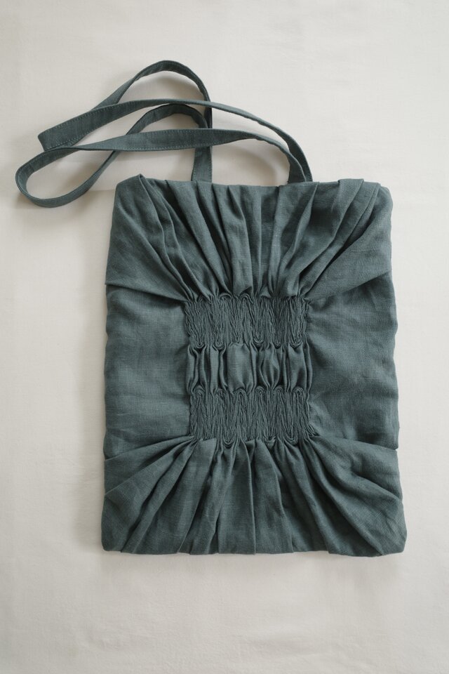 Smocking刺繍のトートバッグ | iichi 日々の暮らしを心地よくするハンドメイドやアンティークのマーケットプレイス