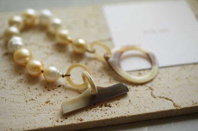 【seasons】イエロー南洋バロックのボリュームブレスレット | iichi 日々の暮らしを心地よくするハンドメイドやアンティークのマーケットプレイス