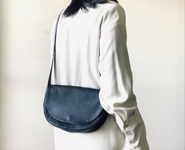 展示品30%OFF 半月型ショルダーバッグ | iichi 日々の暮らしを心地よくするハンドメイドやアンティークのマーケットプレイス