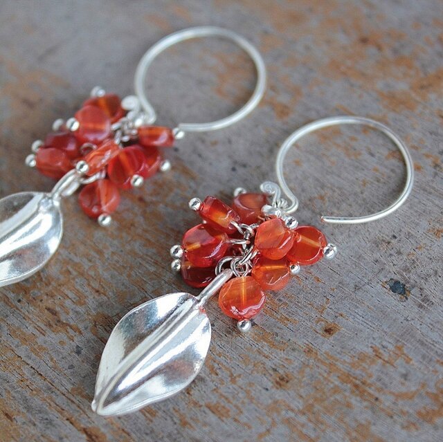 カレンシルバーのひねりチャーム、たわわなカーネリアンの耳飾り / ピアス or イヤリング | iichi 日々の暮らしを心地よくするハンドメイドやアンティークのマーケットプレイス