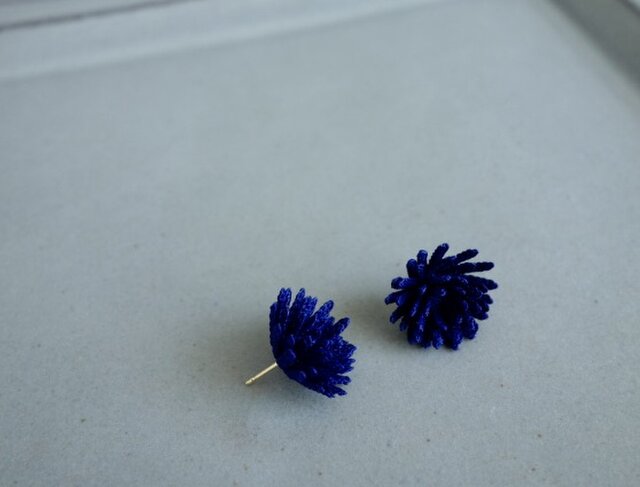 ohana no pierce/Bleu Klein | iichi 日々の暮らしを心地よくするハンドメイドやアンティークのマーケットプレイス