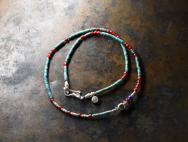 グリーンターコイズと濃赤ホワイトハーツ 、ブルーシェブロン、カレンシルバーの華奢なネックレス | iichi 日々の暮らしを心地よくするハンドメイドやアンティークのマーケットプレイス