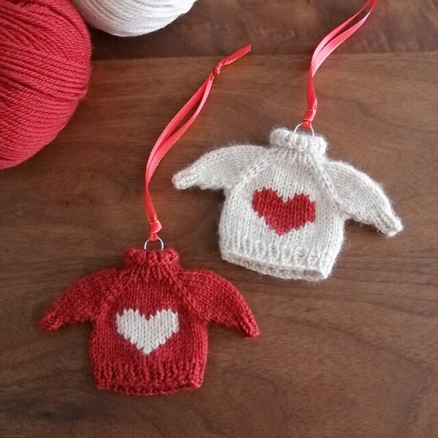ハートのニットオーナメント2個セット／ミニセーター／赤×アイボリー | iichi 日々の暮らしを心地よくするハンドメイドやアンティークのマーケットプレイス
