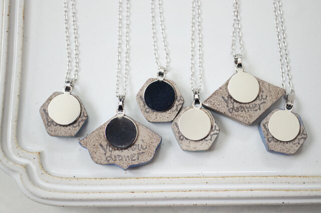 陶土の草花ネックレス : : : 1226 | iichi 日々の暮らしを心地よくするハンドメイドやアンティークのマーケットプレイス