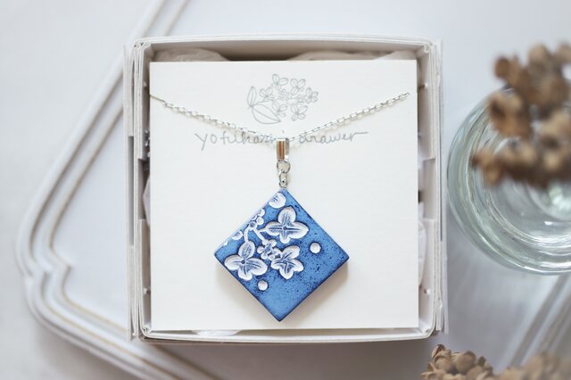 陶土の草花ネックレス : : : 1226 | iichi 日々の暮らしを心地よくするハンドメイドやアンティークのマーケットプレイス