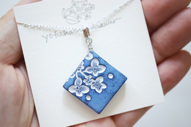 陶土の草花ネックレス : : : 1226 | iichi 日々の暮らしを心地よくするハンドメイドやアンティークのマーケットプレイス