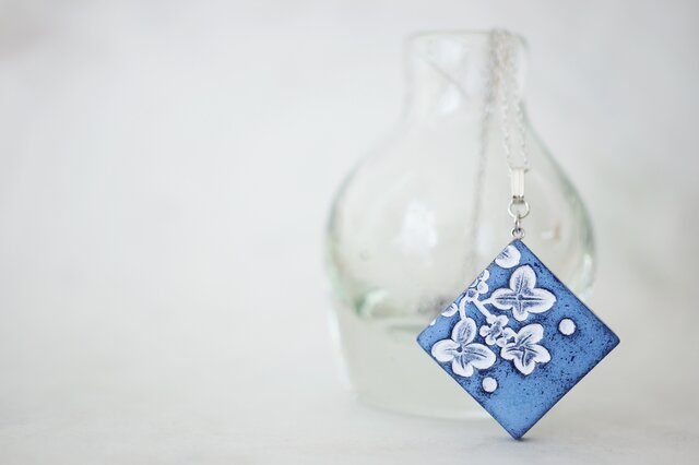 陶土の草花ネックレス : : : 1226 | iichi 日々の暮らしを心地よくするハンドメイドやアンティークのマーケットプレイス