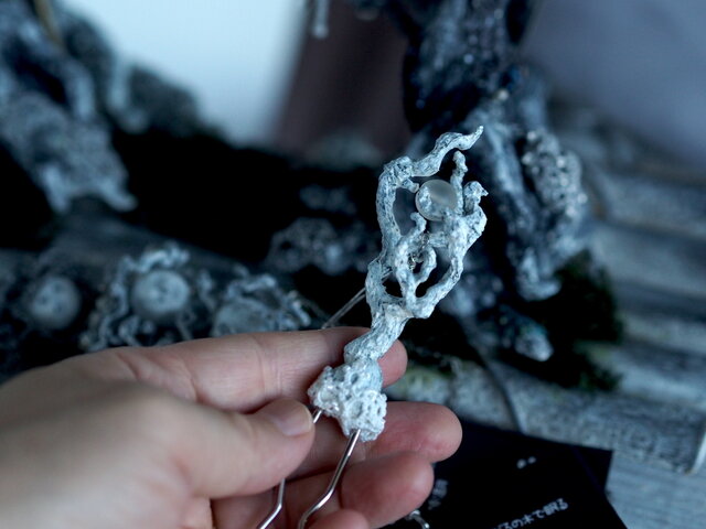 おどろおどろの木と白水晶の満月簪 | iichi 日々の暮らしを心地よくするハンドメイドやアンティークのマーケットプレイス