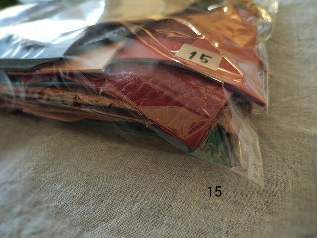 【送料込】革のハギレセット15 牛ヌメ革 ピッグスキンレザー カラフル | iichi 日々の暮らしを心地よくするハンドメイドやアンティークのマーケットプレイス