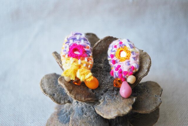 ミラー刺繍のアシンメトリーピアス ピンク系 | iichi 日々の暮らしを心地よくするハンドメイドやアンティークのマーケットプレイス