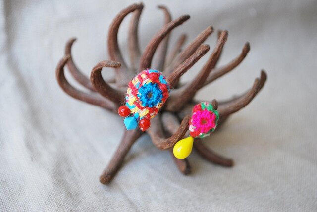 ミラー刺繍のアシンメトリーピアス カラフル | iichi 日々の暮らしを心地よくするハンドメイドやアンティークのマーケットプレイス