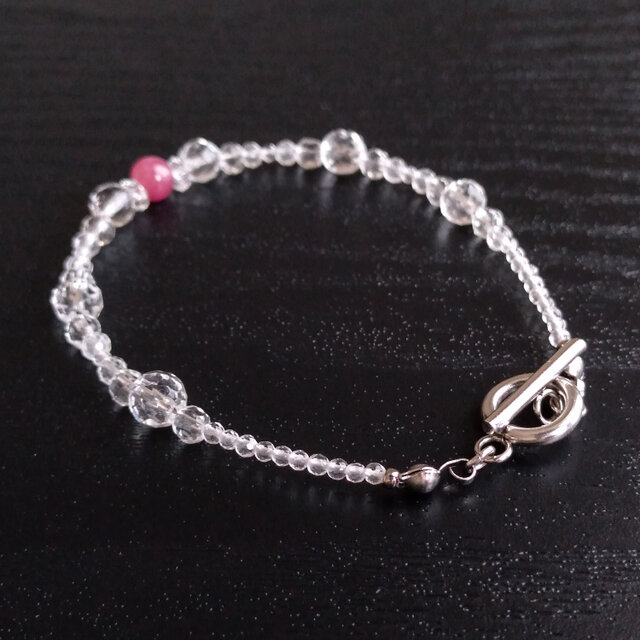 ルビー 水晶 ブレスレット サージカルステンレス使用 17 cm # 19 | iichi 日々の暮らしを心地よくするハンドメイドやアンティークのマーケットプレイス