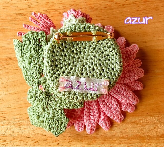 ガーベラ1輪のコサージュ ピンク | iichi 日々の暮らしを心地よくするハンドメイドやアンティークのマーケットプレイス