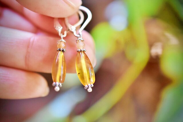 琥珀★amber シルバーピアス1189 | iichi 日々の暮らしを心地よくするハンドメイドやアンティークのマーケットプレイス