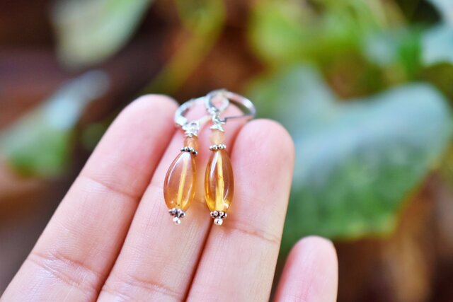 琥珀★amber シルバーピアス1189 | iichi 日々の暮らしを心地よくするハンドメイドやアンティークのマーケットプレイス