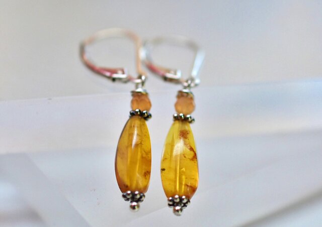 琥珀★amber シルバーピアス1189 | iichi 日々の暮らしを心地よくするハンドメイドやアンティークのマーケットプレイス