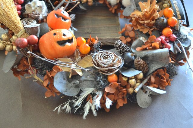 ブラックハロウィンの木の実wreath | iichi 日々の暮らしを心地よくするハンドメイドやアンティークのマーケットプレイス