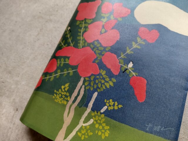 絵本なブックカバー『エナガとサルスベリ』 | iichi 日々の暮らしを心地よくするハンドメイドやアンティークのマーケットプレイス