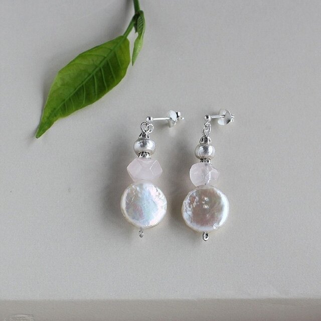 カレンシルバー、ローズクォーツ、コインパールの耳飾り / ピアス or イヤリング | iichi 日々の暮らしを心地よくするハンドメイドやアンティークのマーケットプレイス