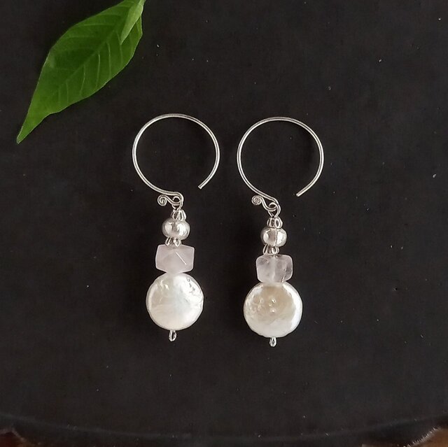 カレンシルバー、ローズクォーツ、コインパールの耳飾り / ピアス or イヤリング | iichi 日々の暮らしを心地よくするハンドメイドやアンティークのマーケットプレイス