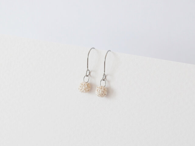 colors 彩りwhite フック ピアス | iichi 日々の暮らしを心地よくするハンドメイドやアンティークのマーケットプレイス