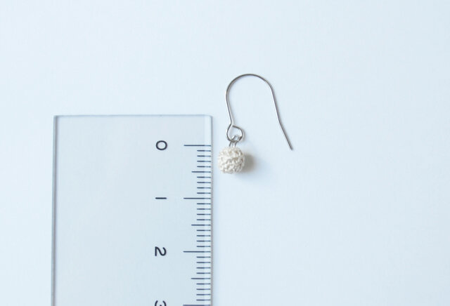 colors 彩りwhite フック ピアス | iichi 日々の暮らしを心地よくするハンドメイドやアンティークのマーケットプレイス