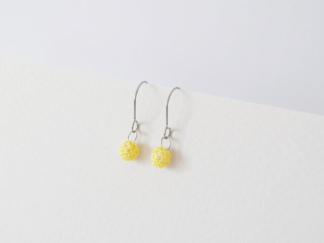 colors 彩りyellow フック ピアス | iichi 日々の暮らしを心地よくするハンドメイドやアンティークのマーケットプレイス